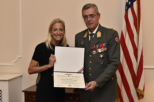 U.S. Brigadier General Patricia M. Anslow verleiht Orden an ...