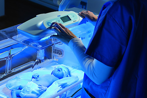 Bild: Mit Blau gegen Gelb: BiliLux hilft Neugeborenen | Dräger Austria ...