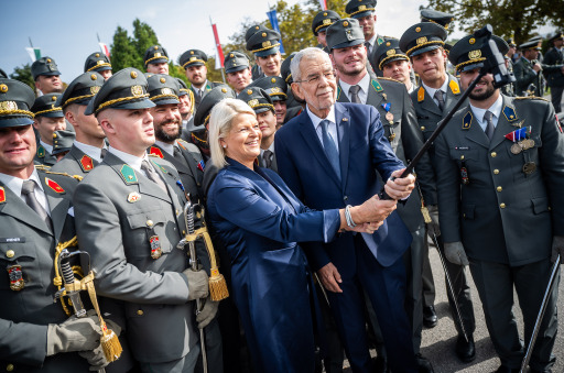 Federal Army: Ceremonial acceptance of 121 lieutenants into the Federal ...